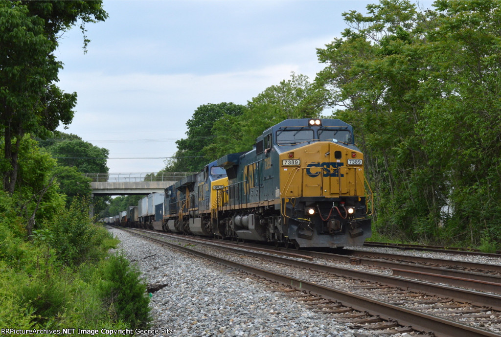 CSX 7389 and train Q031